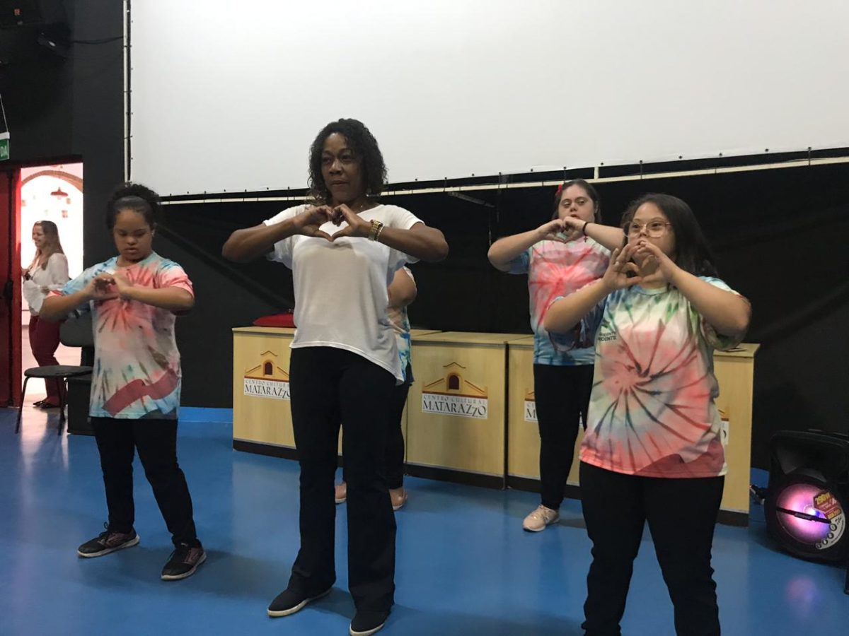 kinha e as kinhetes da AOP em apresentação em Seminário – AOP Down